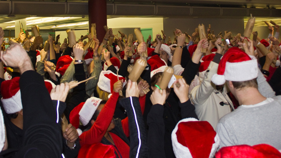 Vodafone set new Longest Christmas Cracker Pulling Chain record ...