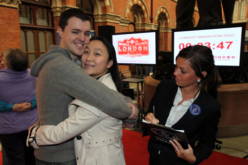 New marathon hugging world record set in London | Guinness World Records