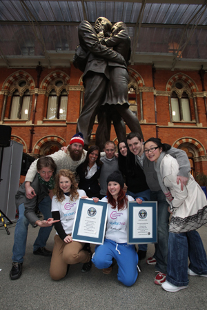 New marathon hugging world record set in London | Guinness World Records