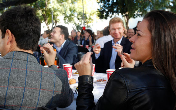 Largest finger clicking ensemble record snapped in Spain - video ...