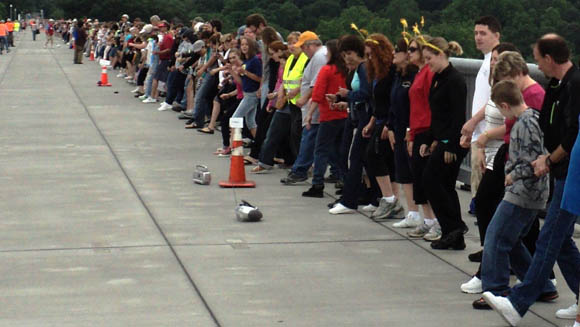 Thousands dance their way to become the longest single line of dancers ...