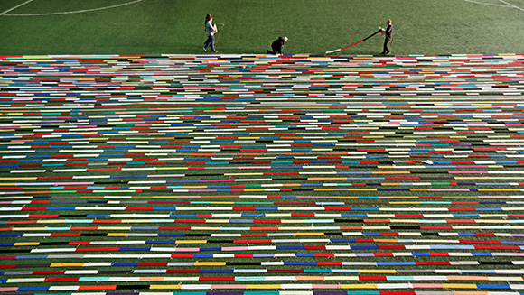 (VIDEO) World’s longest knitted scarf unfurled for GWR Day 2013 ...