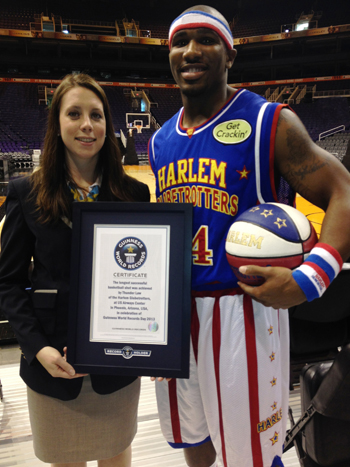 (VIDEO) Harlem Globetrotter breaks longest basketball shot record for ...