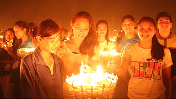 In pictures: Thousands gather in Philippines to set largest flaming ...