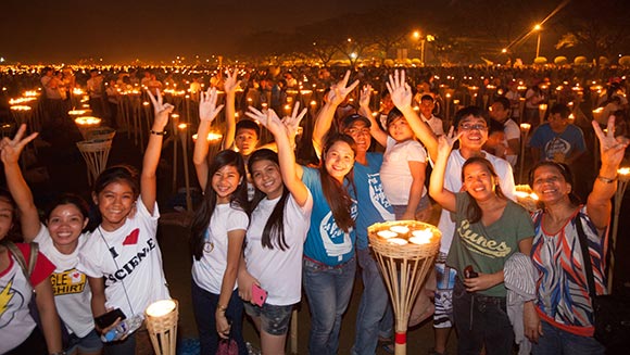 In pictures: Thousands gather in Philippines to set largest flaming ...