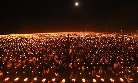 In pictures: Thousands gather in Philippines to set largest flaming ...