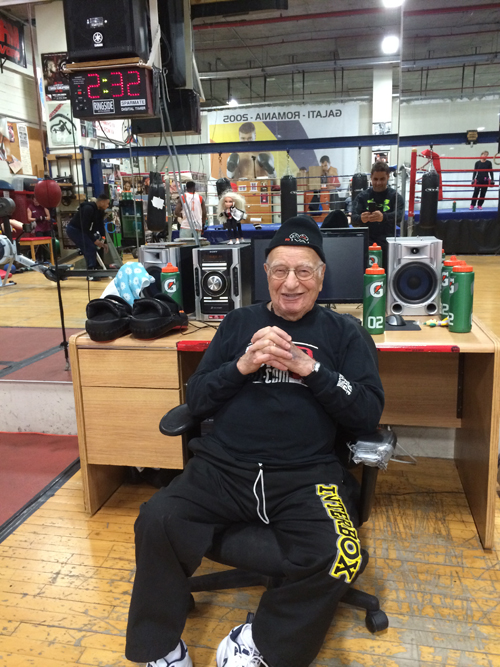 Going the distance: 94-year-old man breaks record for oldest boxing ...
