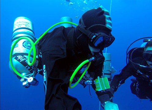 Ahmed Gabr breaks record for deepest SCUBA dive at more than 1,000 feet ...
