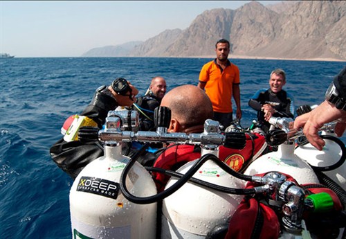 Ahmed Gabr breaks record for deepest SCUBA dive at more than 1,000 feet ...