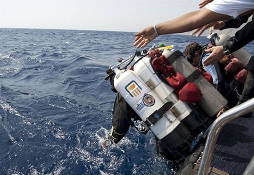 Ahmed Gabr breaks record for deepest SCUBA dive at more than 1,000 feet ...