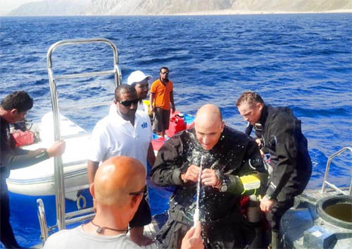 Ahmed Gabr breaks record for deepest SCUBA dive at more than 1,000 feet ...