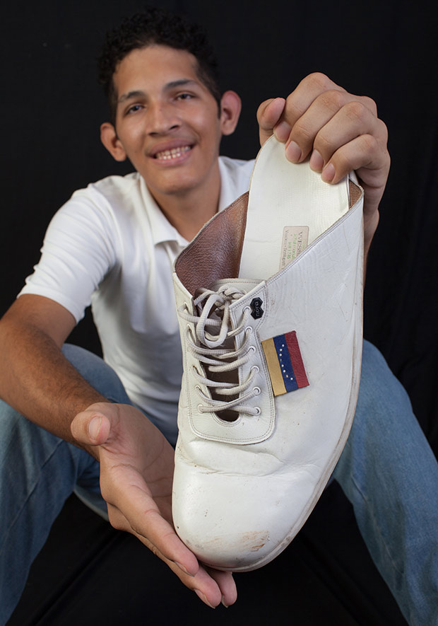 Venezuelan man steps up to claim largest feet record title in GWR 2016 ...