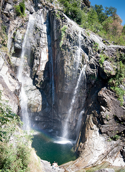 In Pictures: Laso Schaller completes the highest cliff jump ever ...