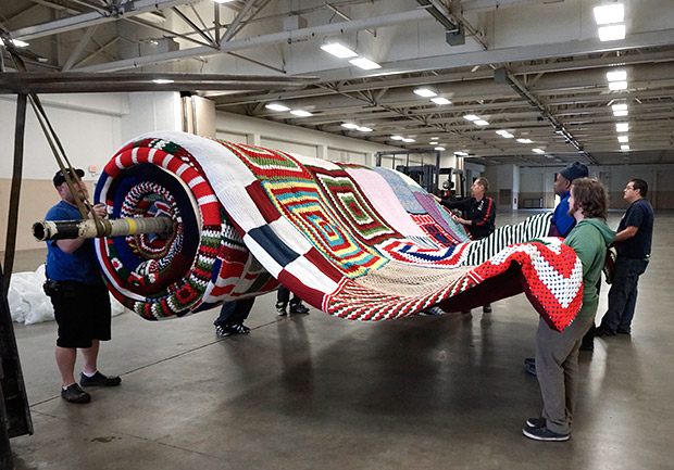 US Yarn company celebrates Christmas with a record-breaking knitted ...