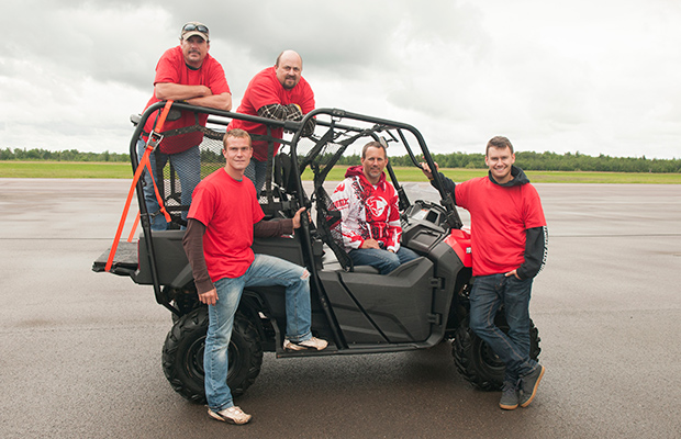 Steady! Watch Canadian stuntman break UTV wheelie distance record ...