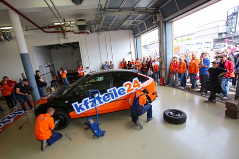 Video: Fastest car wheel change record title smashed | Guinness World ...
