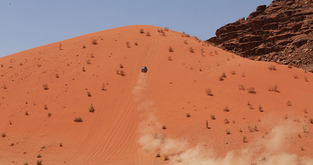 Nissan Patrol car climbs to the top with world record sand dune ascent ...