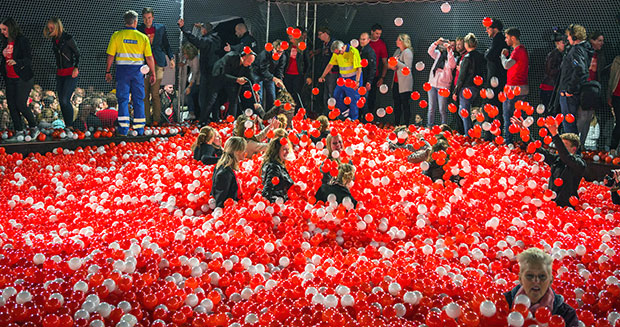 Video: Dutch company dives into record books with biggest ball pit ever ...