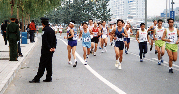 Backwards Day: Video - Watch US college coach complete fastest mile ...