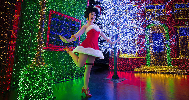 Universal Studios Singapore unveils world’s largest indoor light ...