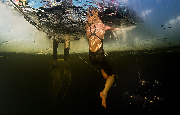 Video Classics: Finnish free-diver sets record swimming under frozen ...