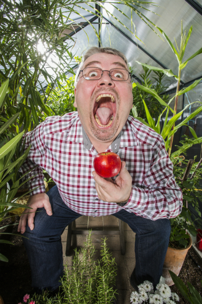 Video: Record holder for largest mouth gape takes a big bite into the ...