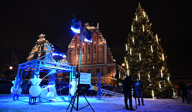 World’s largest Rube Goldberg machine lights up Christmas tree for ...