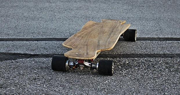 Video: Fastest speed on an electric skateboard - watch incredible ...