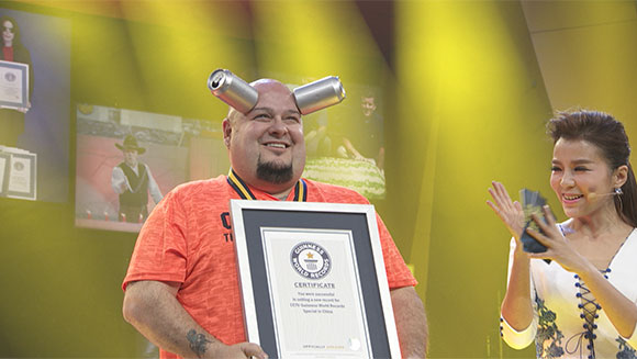Video: ‘Can Head’ sets extraordinary record sticking drinks cans to his ...