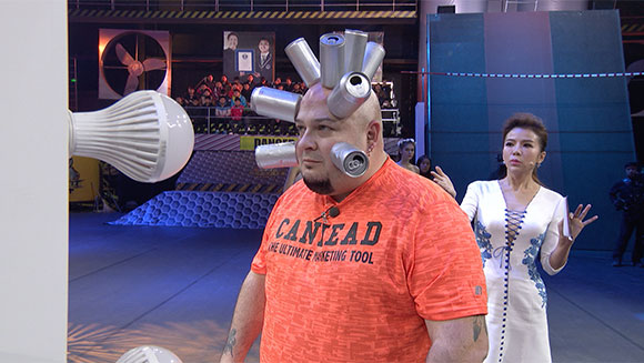 Video: ‘Can Head’ sets extraordinary record sticking drinks cans to his ...