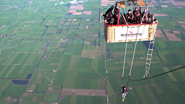 Daring performer completes highest static trapeze act ever suspended ...