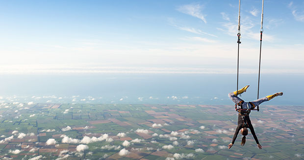 Daring performer completes highest static trapeze act ever suspended ...