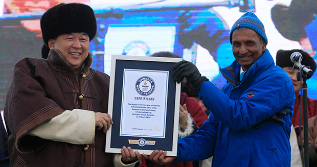 Video: Thousands take part in largest camel race as part of initiative ...