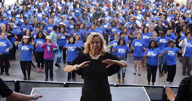 Ballroom dancing champion Mary Murphy leads largest merengue lesson in ...