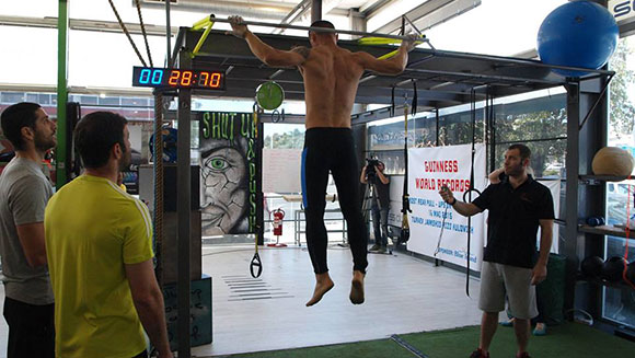 Video: Watch multiple record holder set pull ups title using just two ...