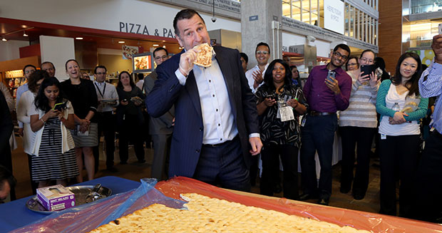 Canadian food retailer reclaims record for world's largest naan bread ...