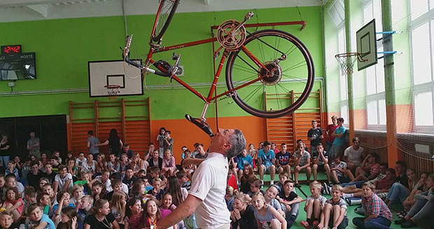 Video: Ashrita Furman balances a bicycle on his chin in latest record ...