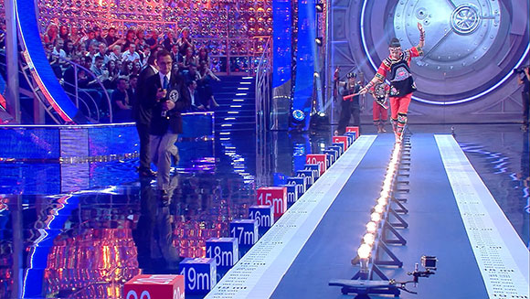 Nimble-footed Chinese women walk across hot light bulbs in new record ...