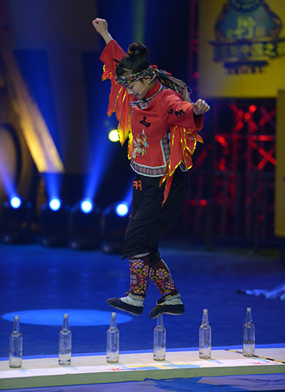 Nimble-footed Chinese women walk across hot light bulbs in new record ...