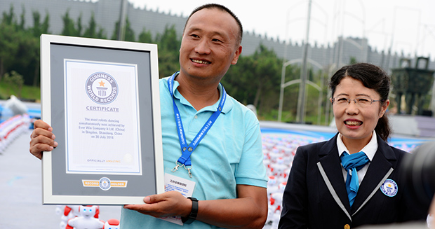 Video: 1,007 dancing robots break world record in China | Guinness World Records