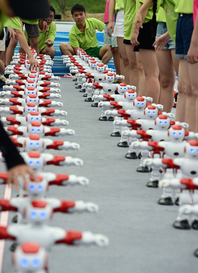 Video: 1,007 dancing robots break world record in China | Guinness ...