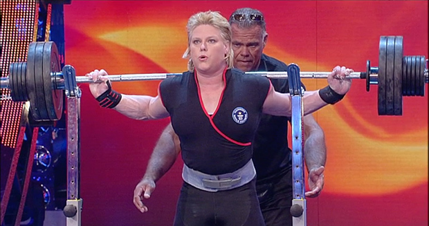 Video Classics: Dutch strongwoman smashes squat lifting record ...