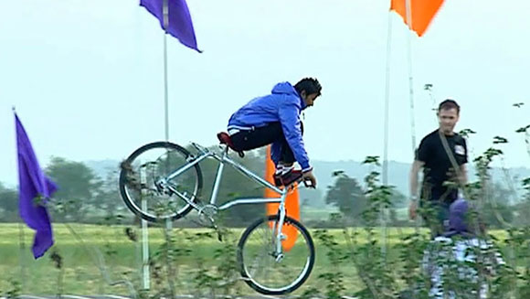 Video Classics: Indian bicycle trick rider sets stoppie world record ...
