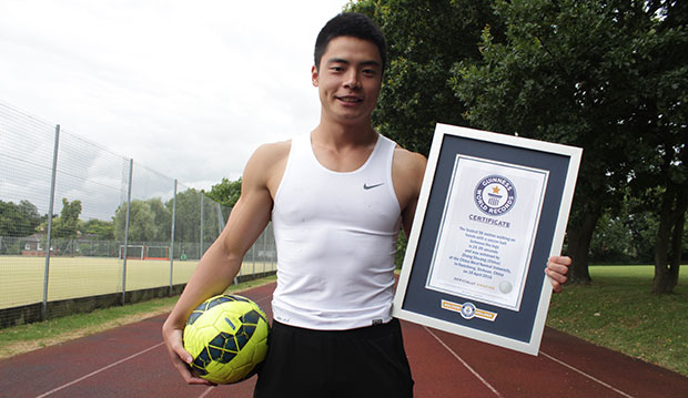 Chinese student walks into Guinness World Records 2017 on his hands ...