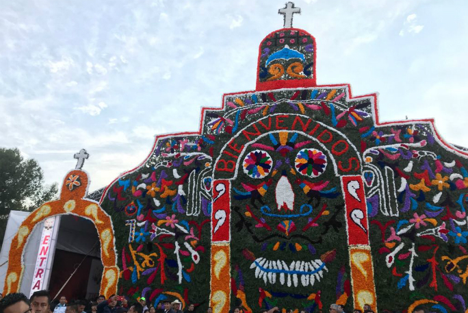 Mexico celebrates Day of the Dead with a massive record-breaking altar ...