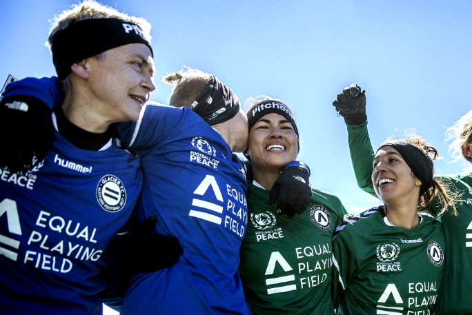 Monday Motivation: Female footballers come together to play a record ...