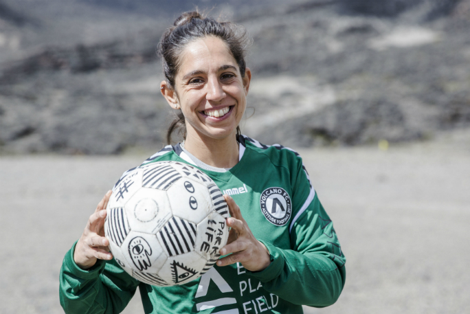 Monday Motivation: Female footballers come together to play a record ...