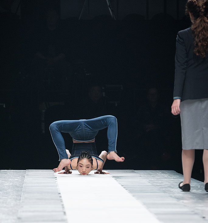 Video: Contortionist attempts eye-watering challenge for Guinness World ...