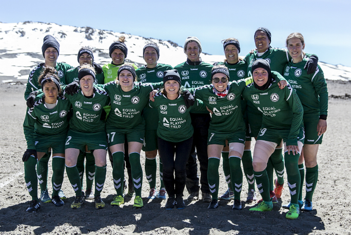 Monday Motivation: Female footballers come together to play a record ...