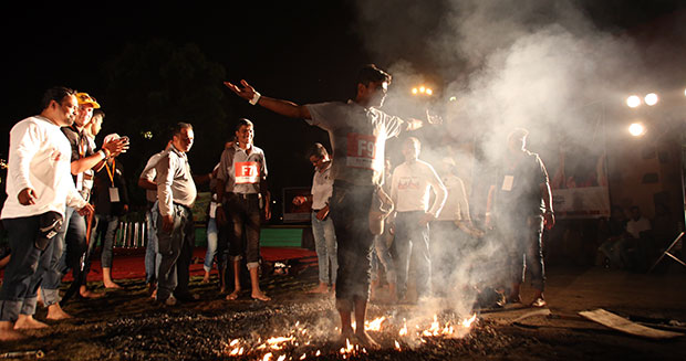 Video: 1,356 people take part in firewalking world record attempt in ...